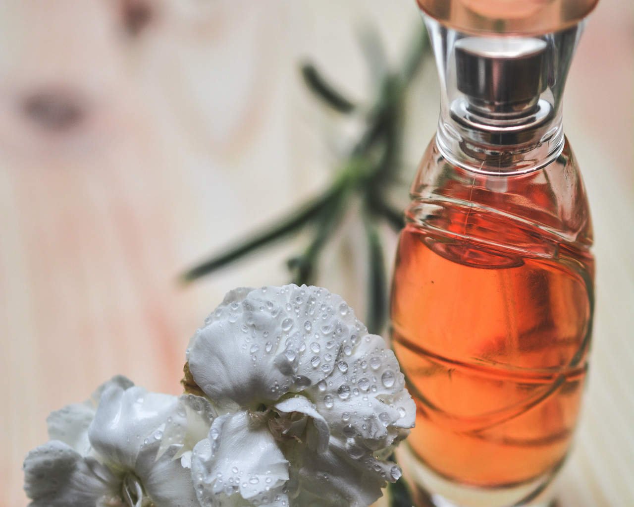 Como Fazer Perfume com Flores e Arrase Por Onde For